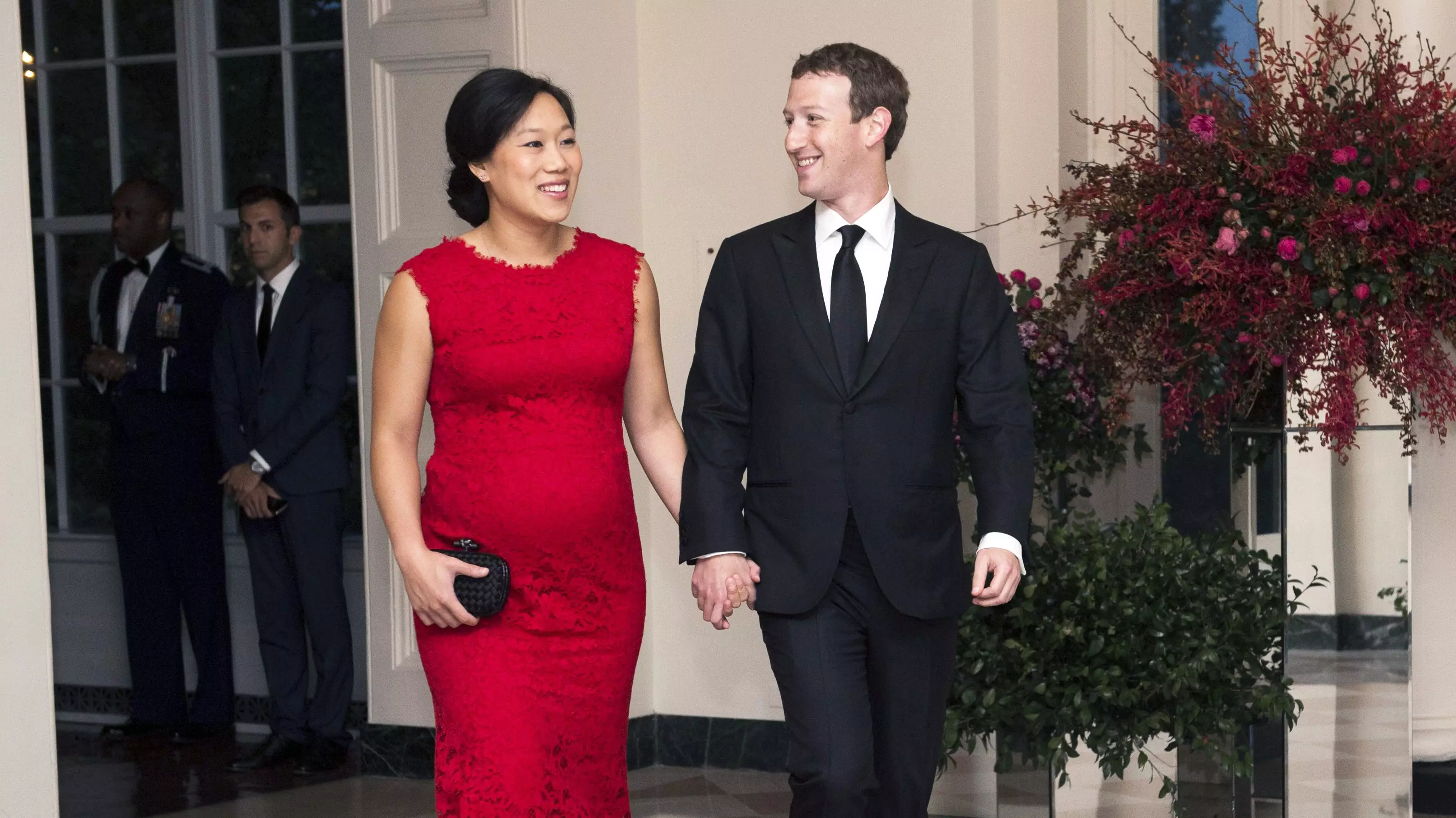 Firwat de Mark Zuckerberg just verpflicht huet 99% vu sengem Facebook Aktie ze ginn 59256_0