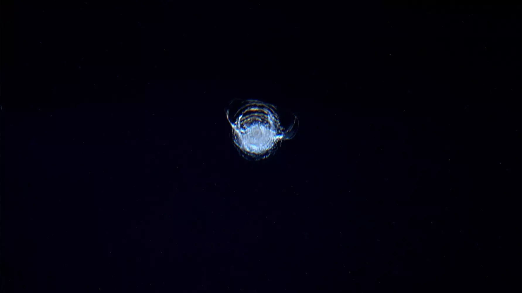 Astronauta zauważa pęknięcie w oknie stacji kosmicznej, robi zdjęcie 63106_0