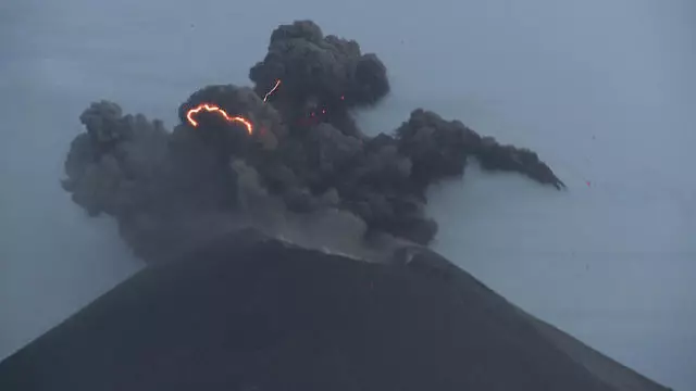 Yenilənmiş fəaliyyət Anak Krakatau ətrafında evakuasiyaya səbəb olur 66946_0