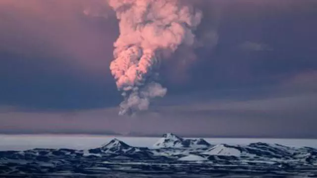 Grímsvötn-purkaus sulkee Keflavikin lentokentän lähellä Reykjavikia (ja lisää kuvia purkauksesta) 67321_0