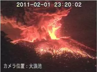 Ledakan anyar di Kirishima ngancurkeun windows 8 km jauh - sareng sadayana kapendak dina webcam! 67869_9