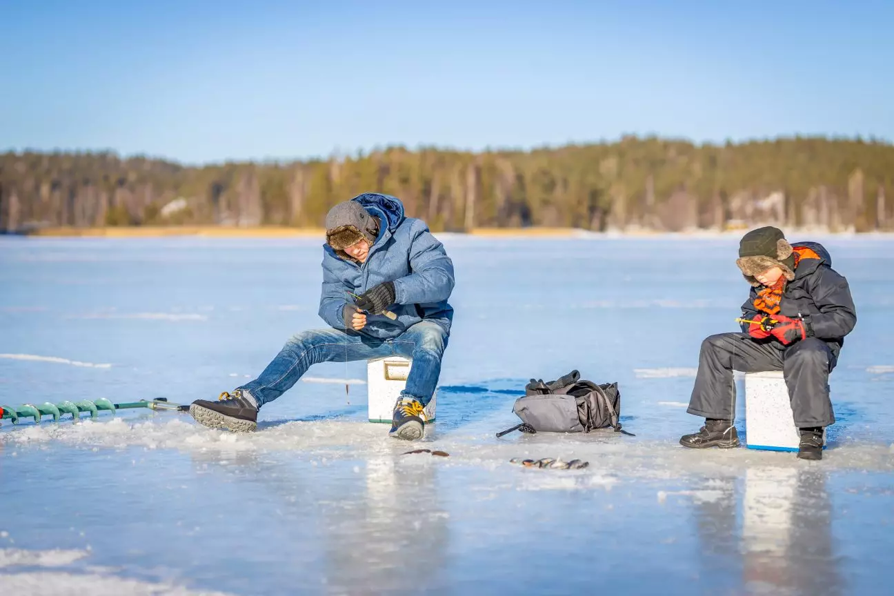მამა-შვილი ზამთრის თევზაობაში გაყინულ ტბაზე