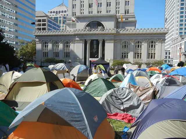 D'Begeeschterung an d'Veruechtung vun der Occupy Movement fir Demokratie 72107_0