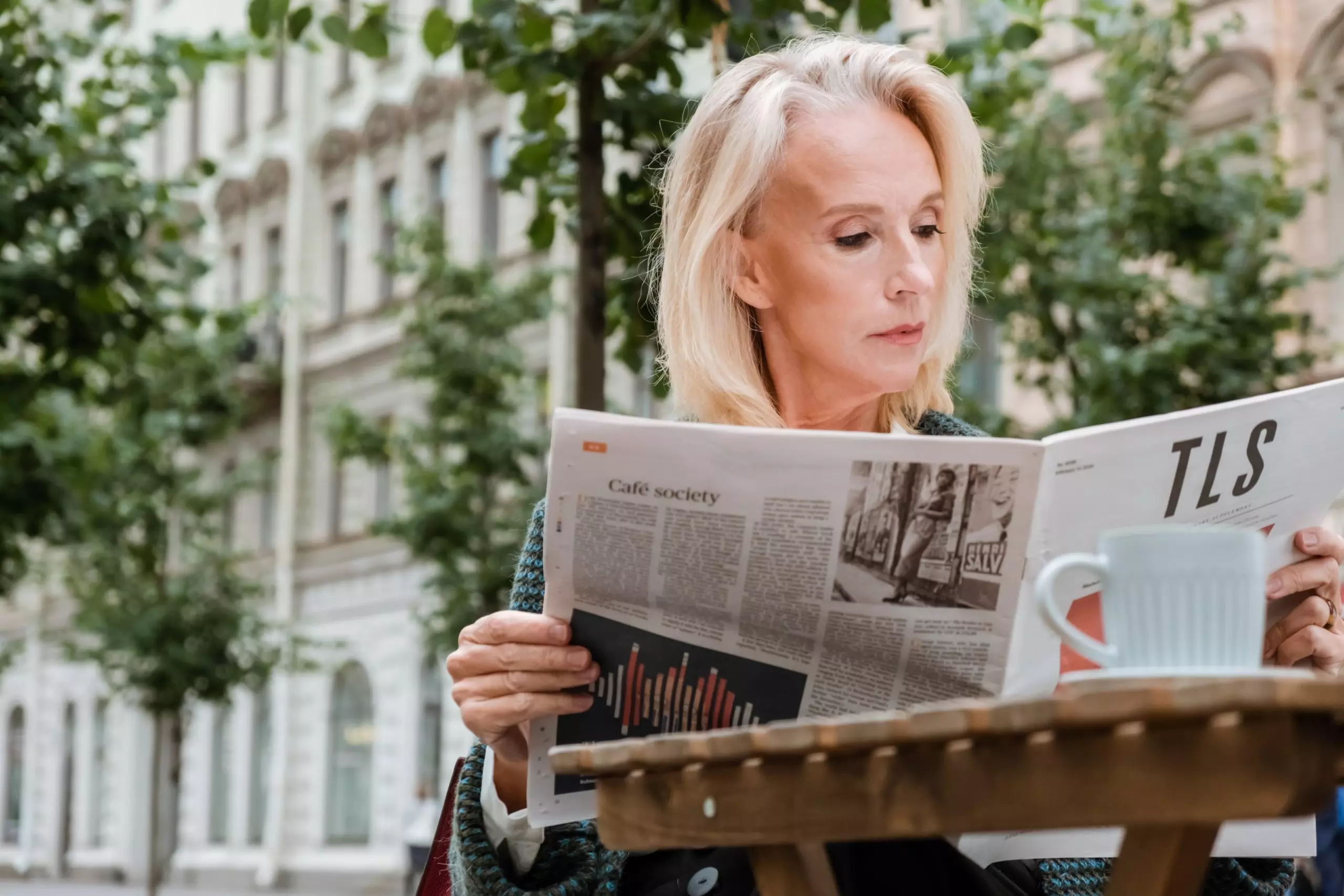 Žena čte noviny.