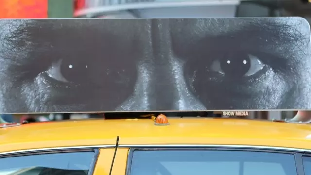 Күрү урыннары: NYC таксиларында сынлы сәнгать рекламалары 75306_0