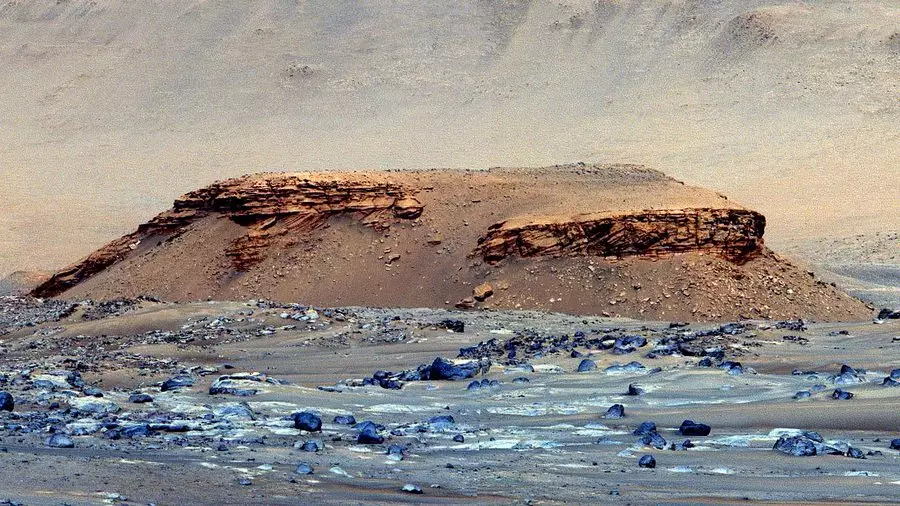 Aquest mosaic fotogràfic en color millorat de Mastcam-Z mostra una butte prop del cràter Jezero anomenada informalment "Kodiak" per l'equip rover.