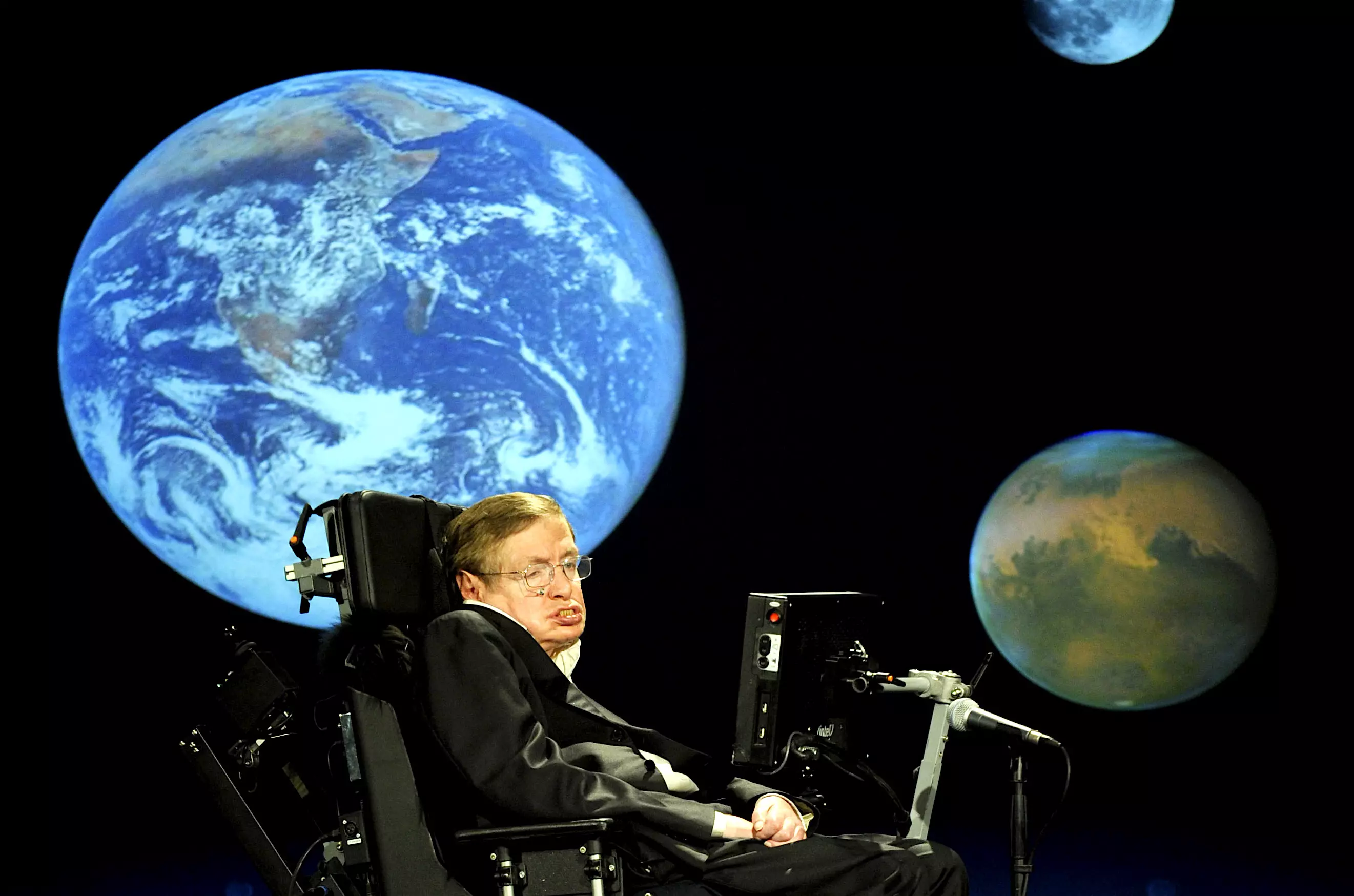 Stephen Hawking, ໃຫ້ເວລາສອງປີເພື່ອດໍາລົງຊີວິດໃນປີ 1963, ກໍາລັງຈະໄປອາວະກາດຫຼາຍກວ່າ 50 ປີຕໍ່ມາ 7850_1