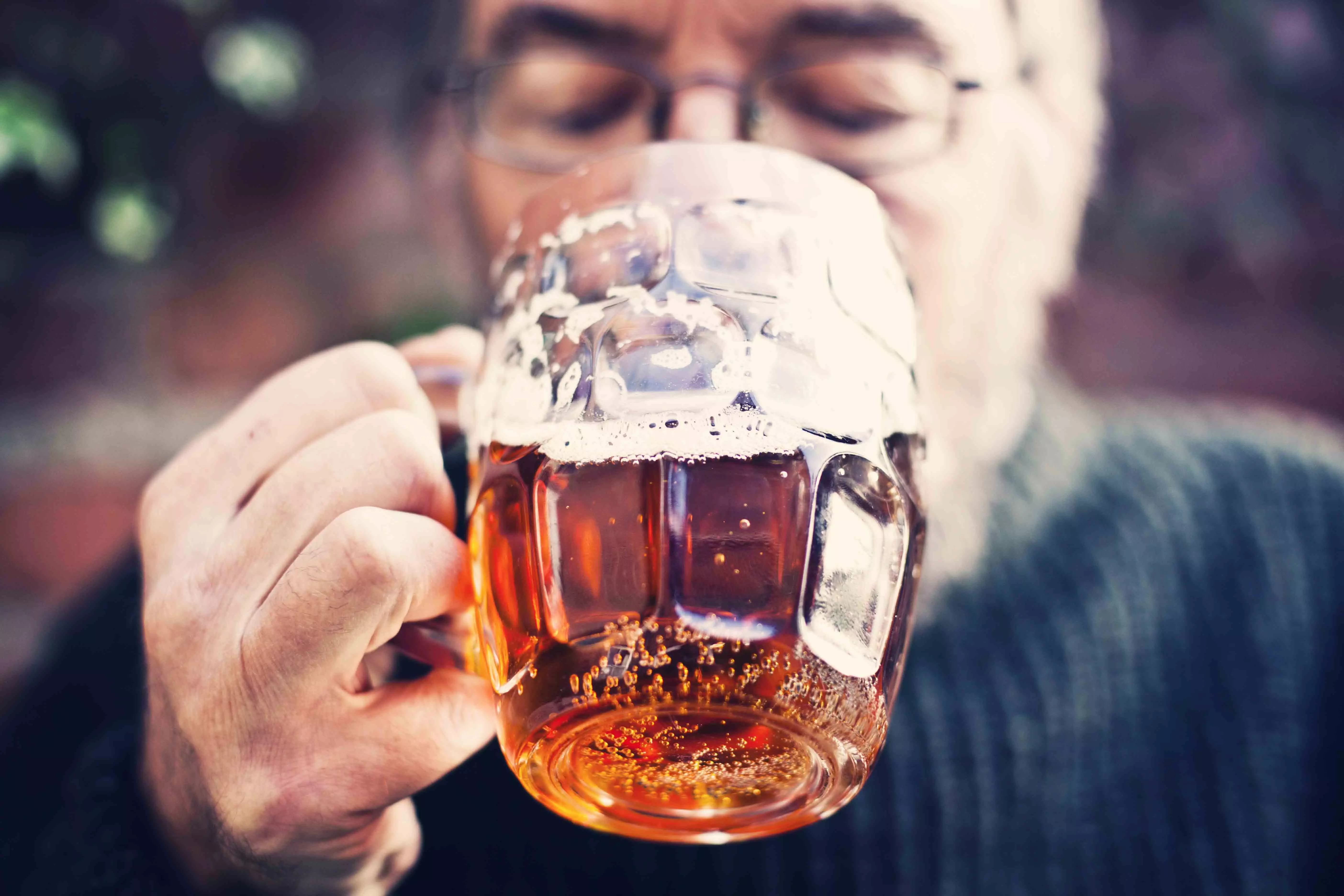 Пийте алкохол за по-дълъг живот, казват учените, но не прекалено много 7990_0