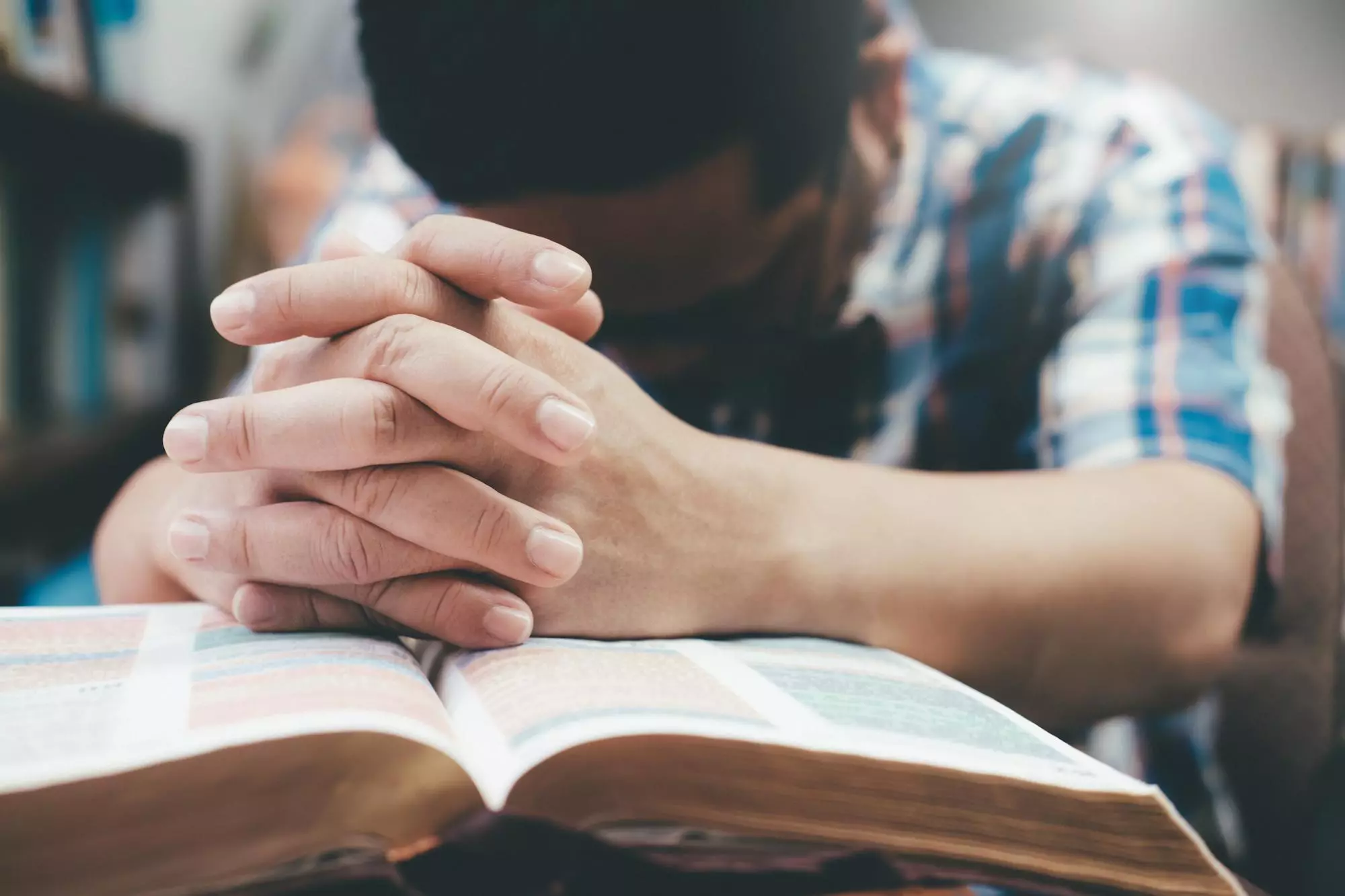 Nieuwe studie vindt dat religie depressie verlicht. Is het genoeg?