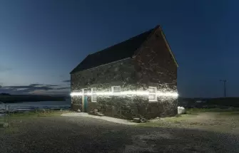 Hoe een klein Schots dorp een licht schijnt - letterlijk - op stijgende zeeën 9432_2